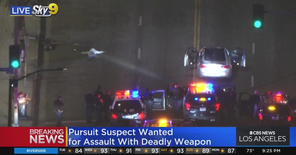 Pursuit suspects surrender to police after brief pursuit in South LA - CBS Los Angeles