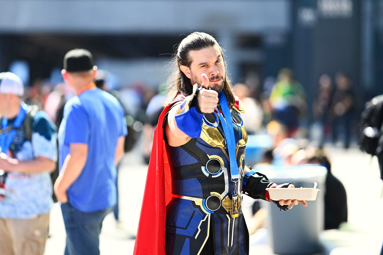 Cosplayers show off intricate costumes at New York Comic Con