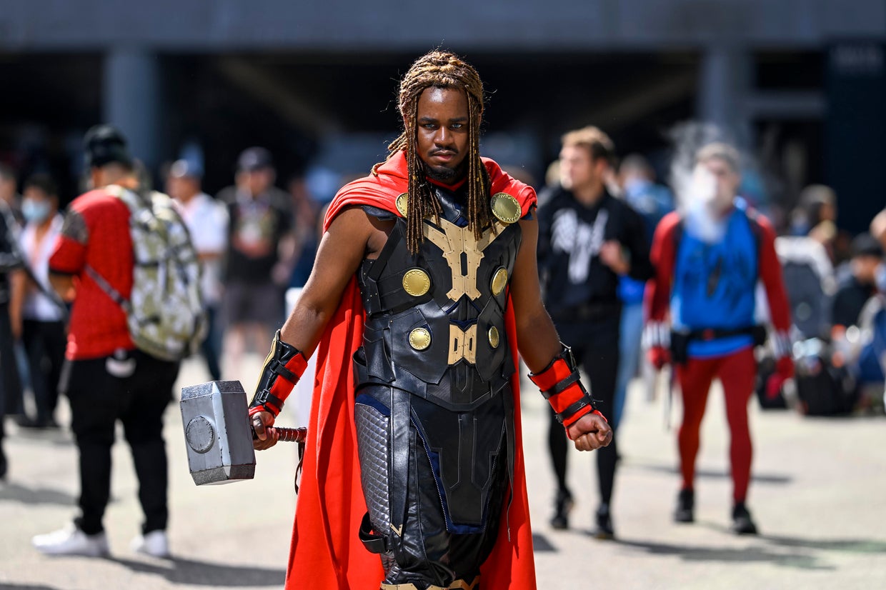 Cosplayers show off intricate costumes at New York Comic Con
