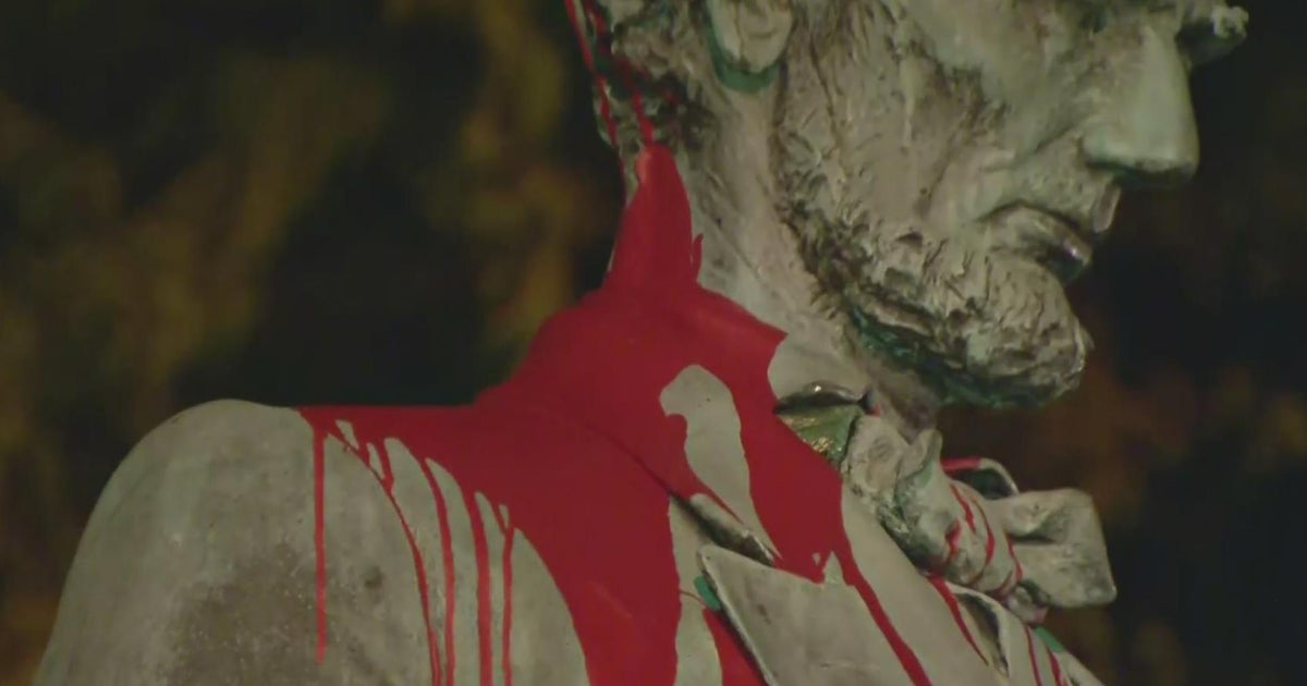 Abraham Lincoln statue vandalized in Lincoln Park - CBS Chicago
