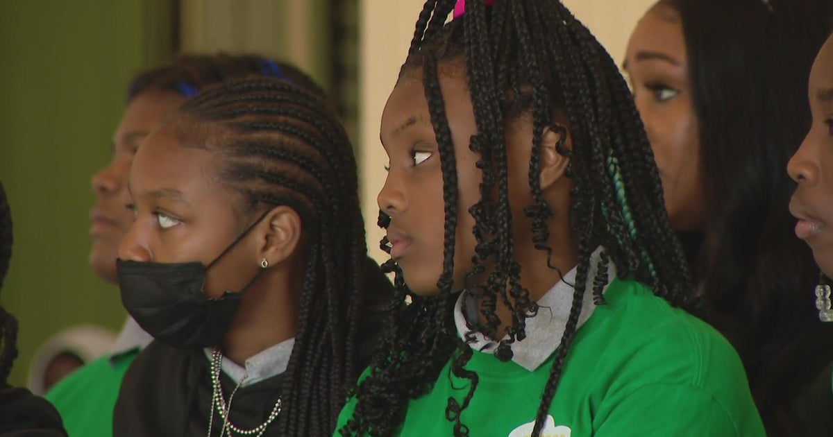 Empowering young Chicago girls on International Day of the Girl - CBS ...