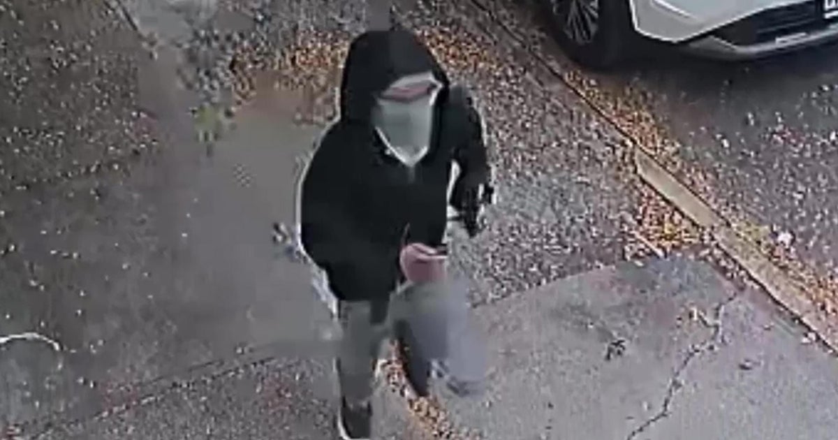Knifepoint robbery in Queens caught on video - CBS New York