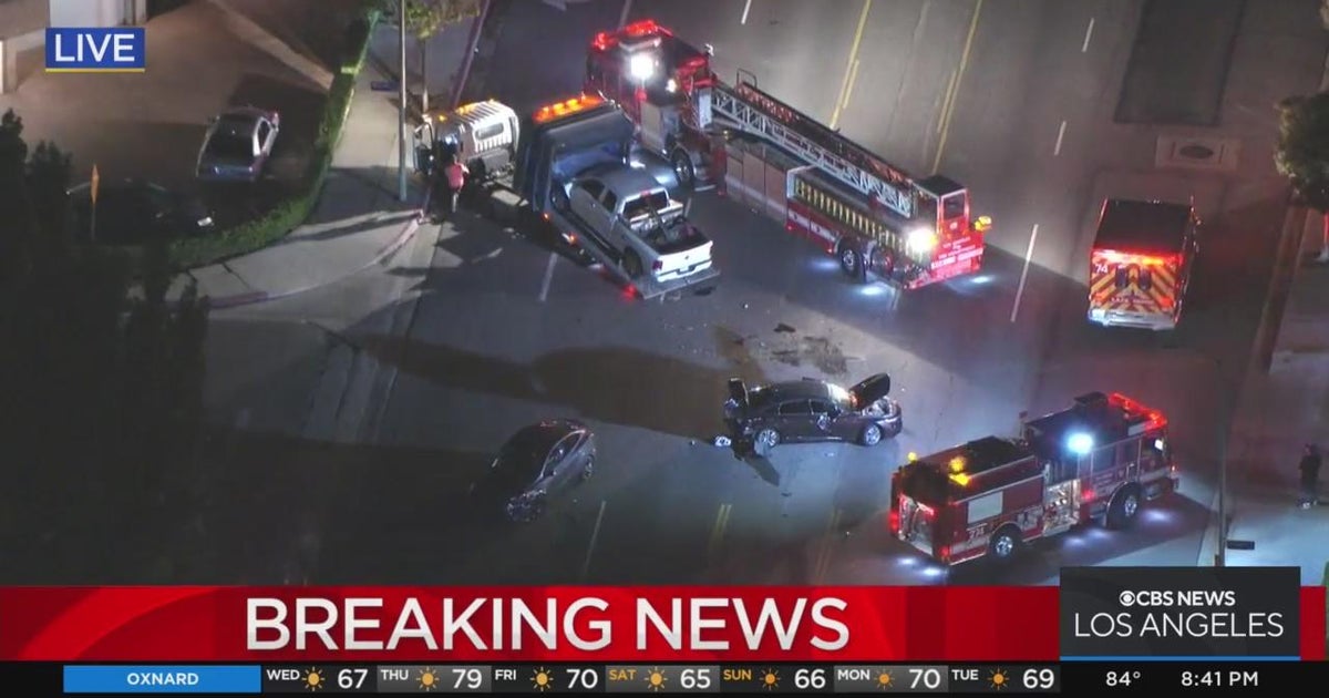 7 people hurt in 3-car crash in Sunland - CBS Los Angeles
