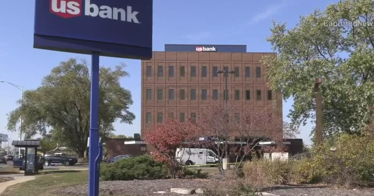 Brazen robbery of armored truck crew at Dolton bank - CBS Chicago