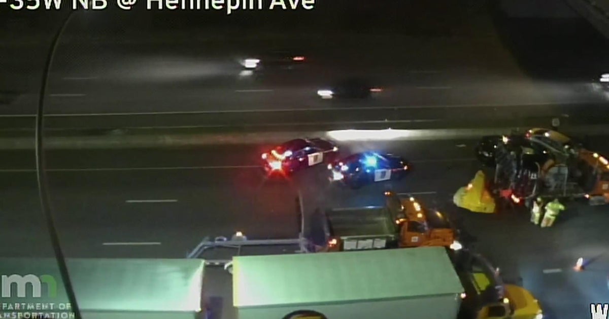 2 crashes close lanes on I-35W in Mpls., at least 1 dead - CBS Minnesota