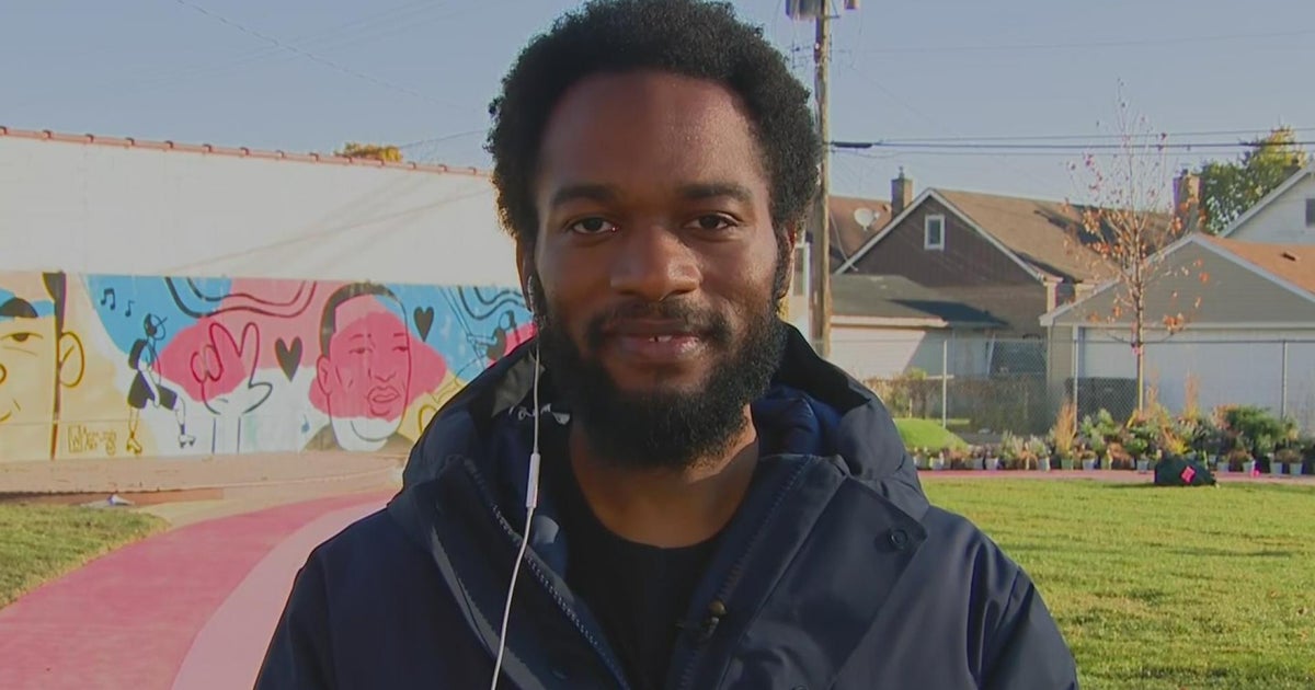 Mural artist Amoz Wright brings his art to POP! Heights Park - CBS Chicago
