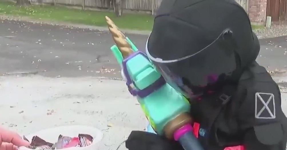 Doctors share tips to keep kids safe while trick-or-treating - CBS ...