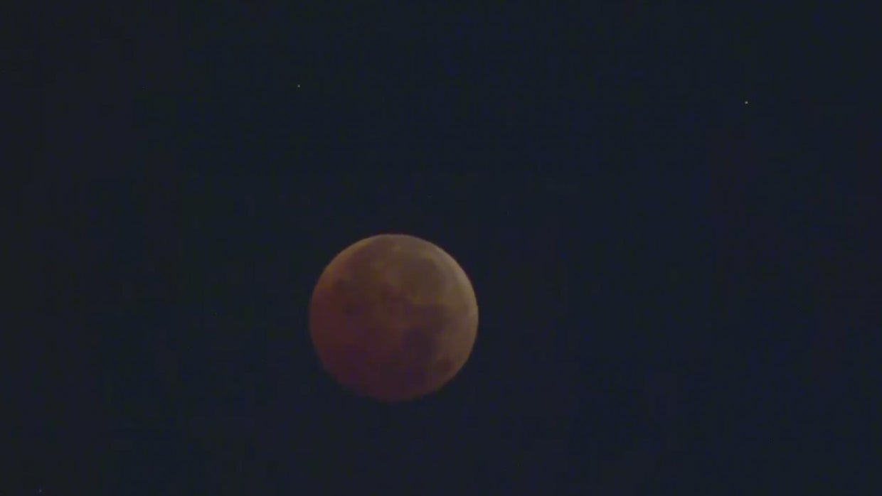 Check out the total lunar eclipse captured by CBS 2 photographer - CBS ...