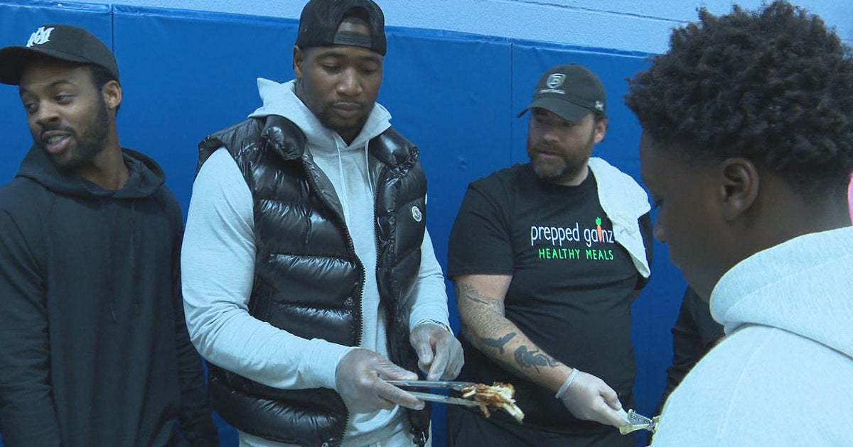 Jonnu Smith hosts Thanksgiving meal for hundreds of kids in Roxbury ...