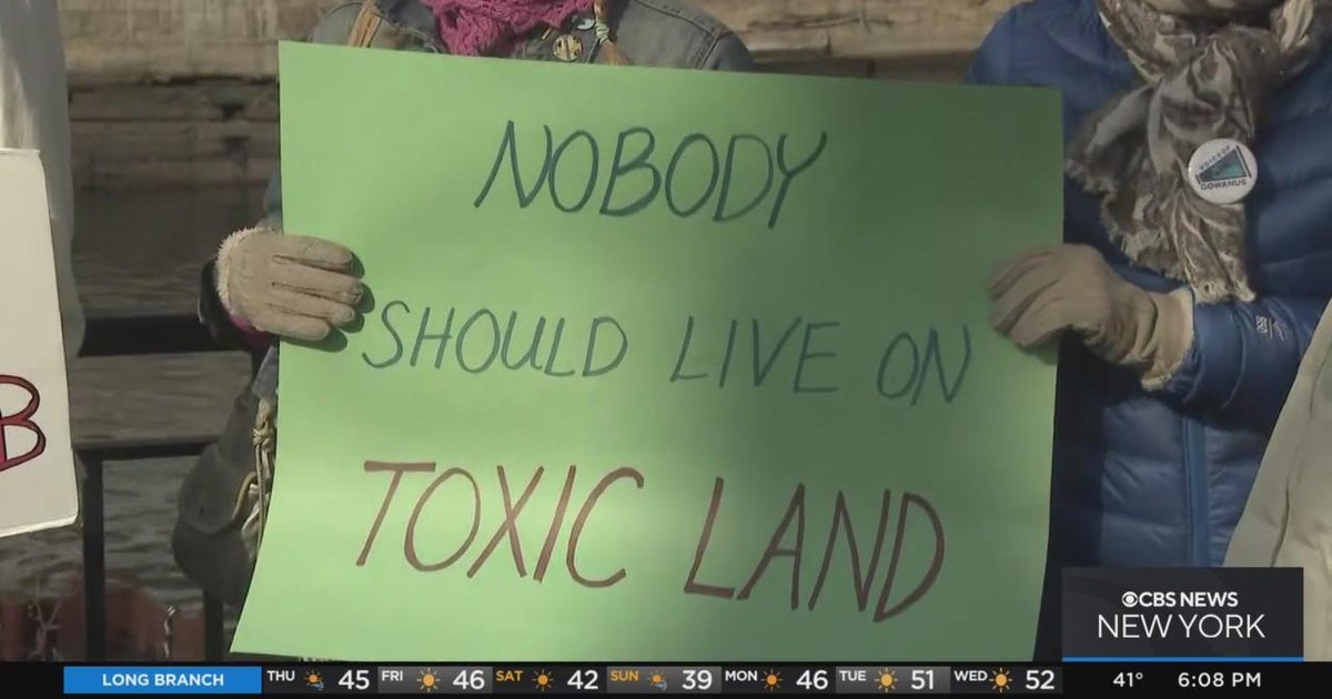 Environmental group calls for action on polluted Gowanus Canal - CBS ...