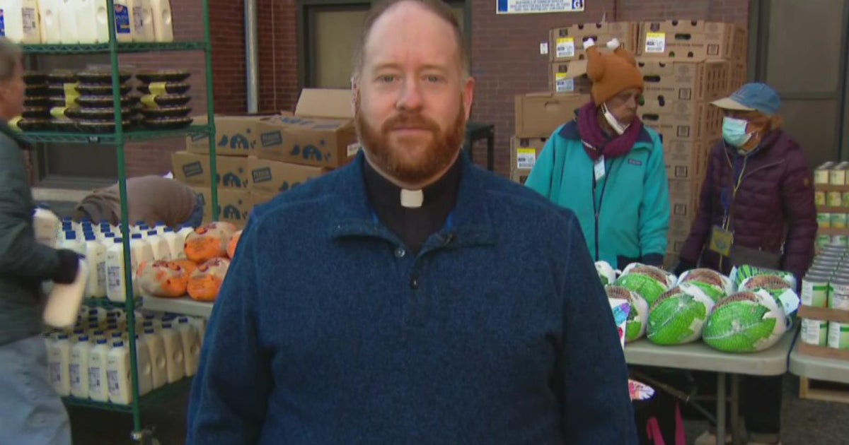 Local pantries helping families in need this holiday season - CBS Chicago