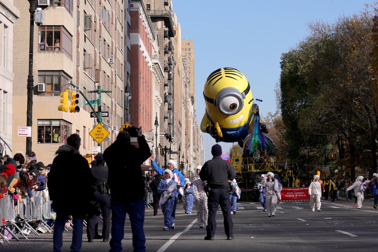 Macy's Thanksgiving Day Parade marches through Manhattan with iconic ...