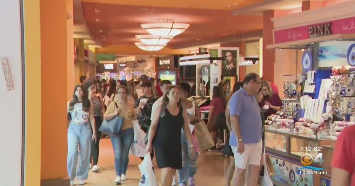 Thousands flock to South Florida malls - CBS Miami