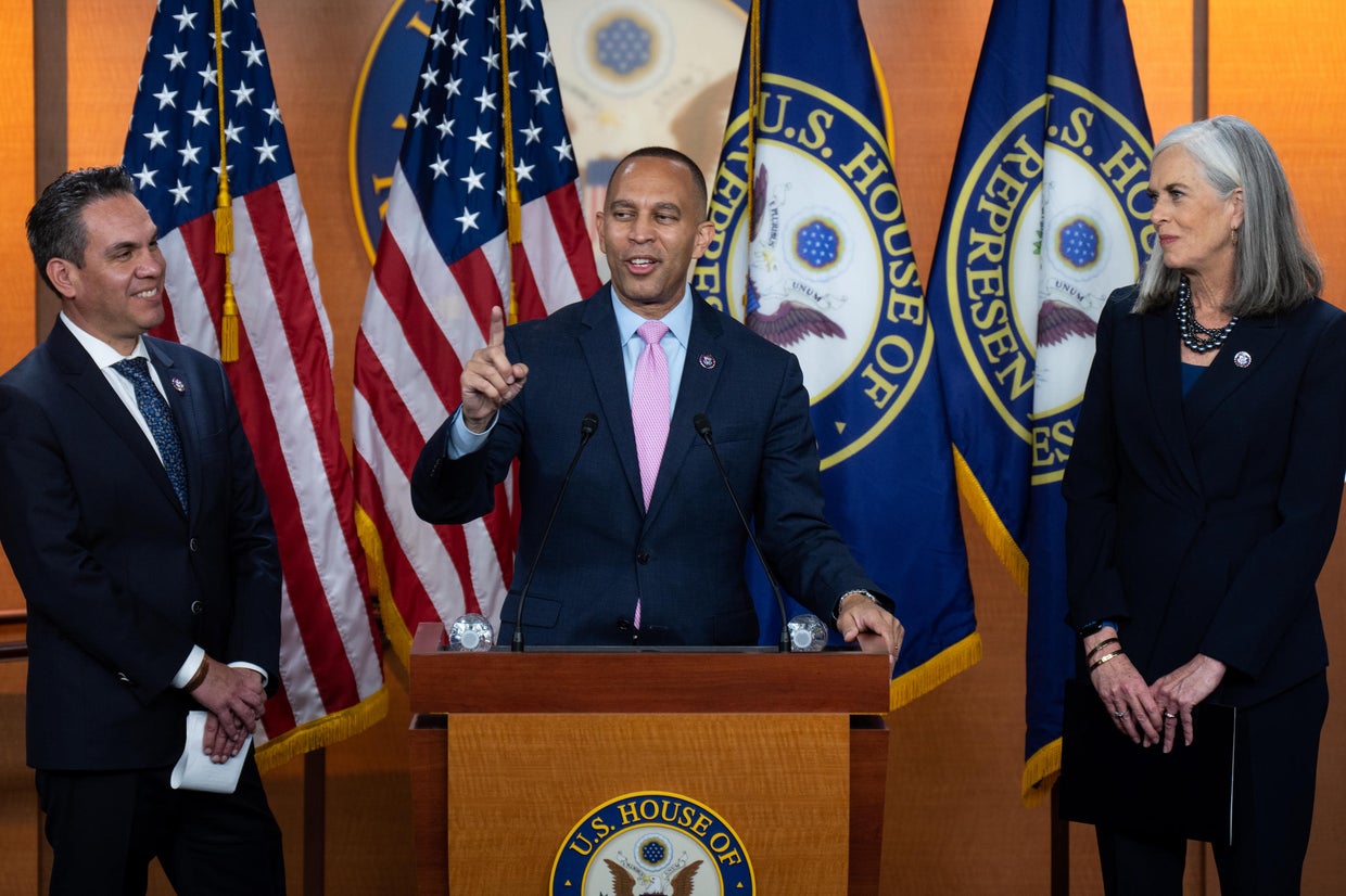 Hakeem Jeffries elected House Democratic leader in historic first - CBS ...
