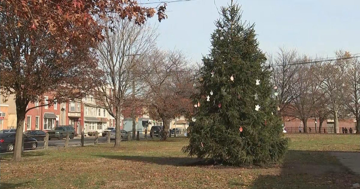 IBEW Local 98 steps up to fix Bridesburg Christmas tree - CBS Philadelphia