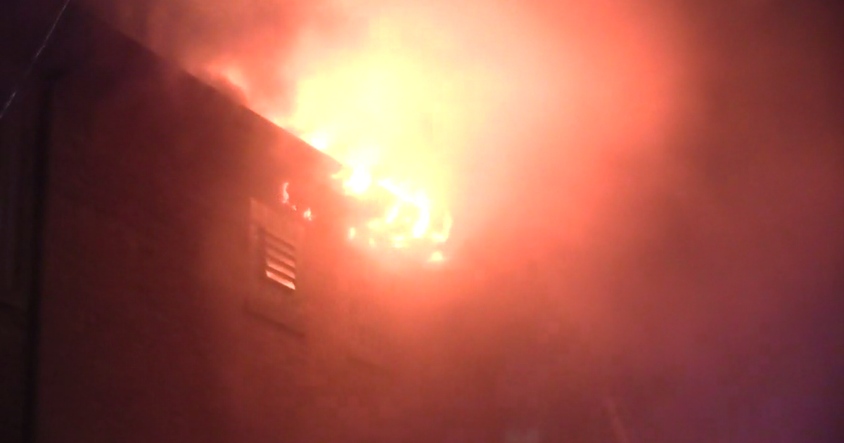 Fire rips through apartment building in Skokie - CBS Chicago