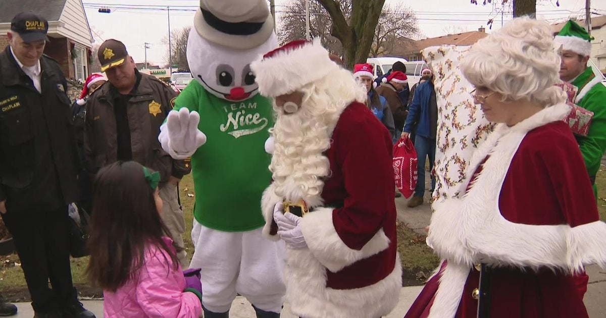 Santa Brings Early Ts To Families Of Fallen Cpd Officers Cbs Chicago
