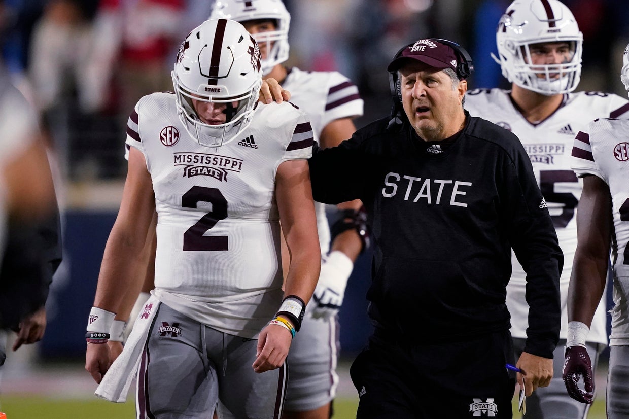 Mississippi State football coach Mike Leach dies at 61 - CBS News