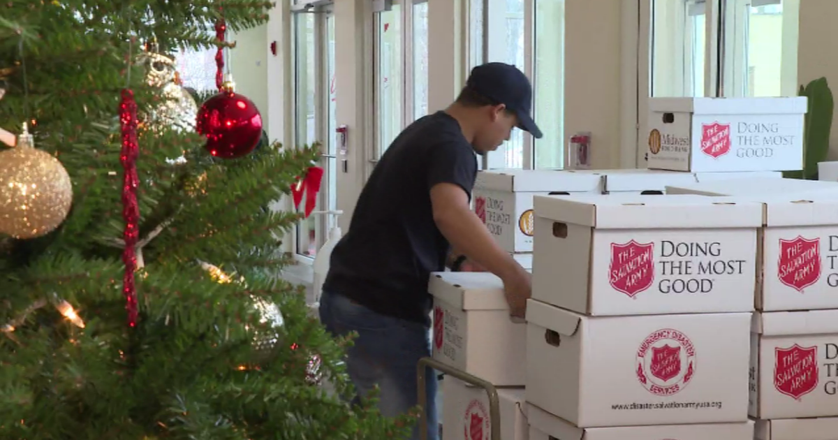 Salvation Army brings Christmas cheer to families in need - CBS Chicago