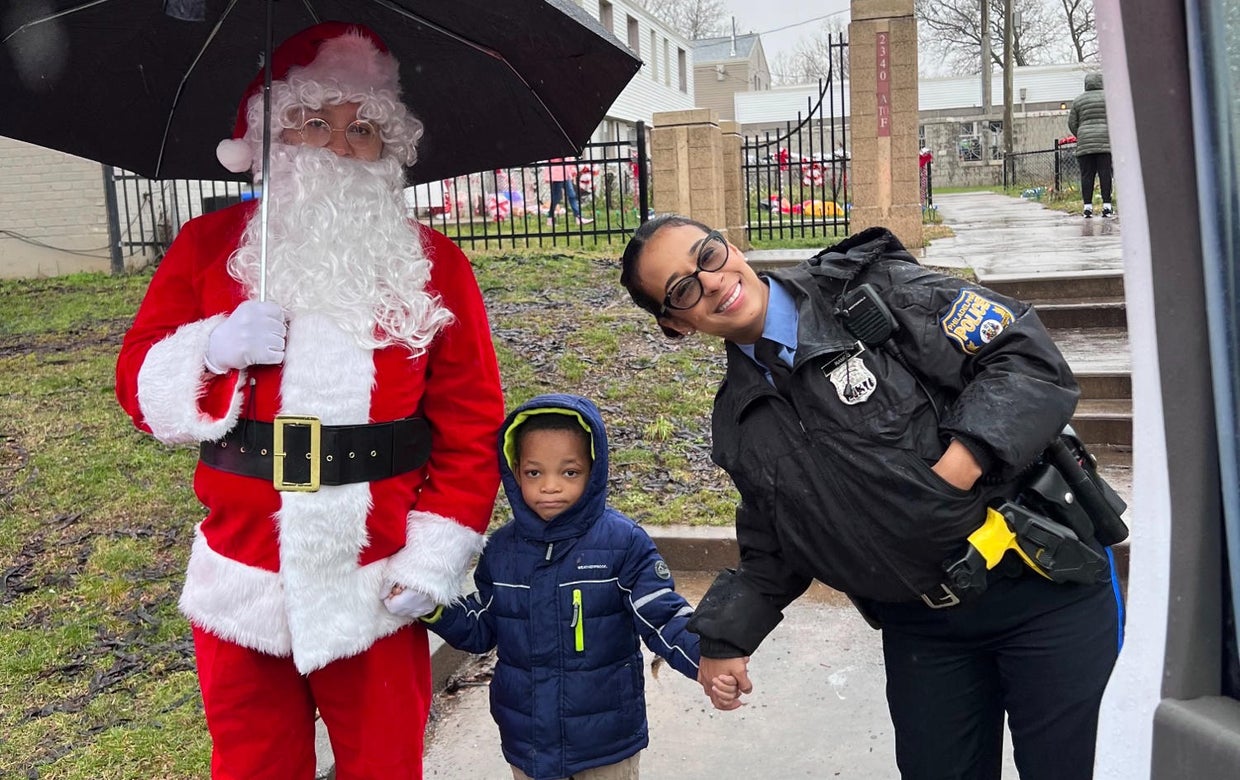 Philadelphia PD accompany Santa to deliver gifts to needy families ...