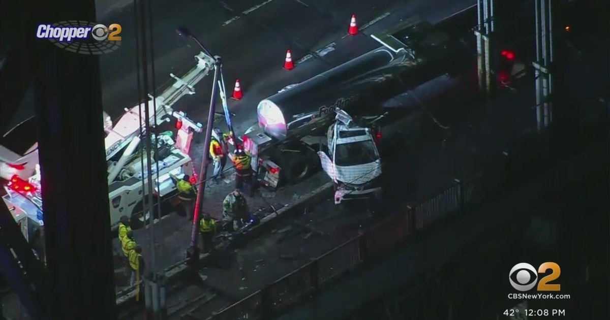 Crash snarls commute on GWB - CBS New York