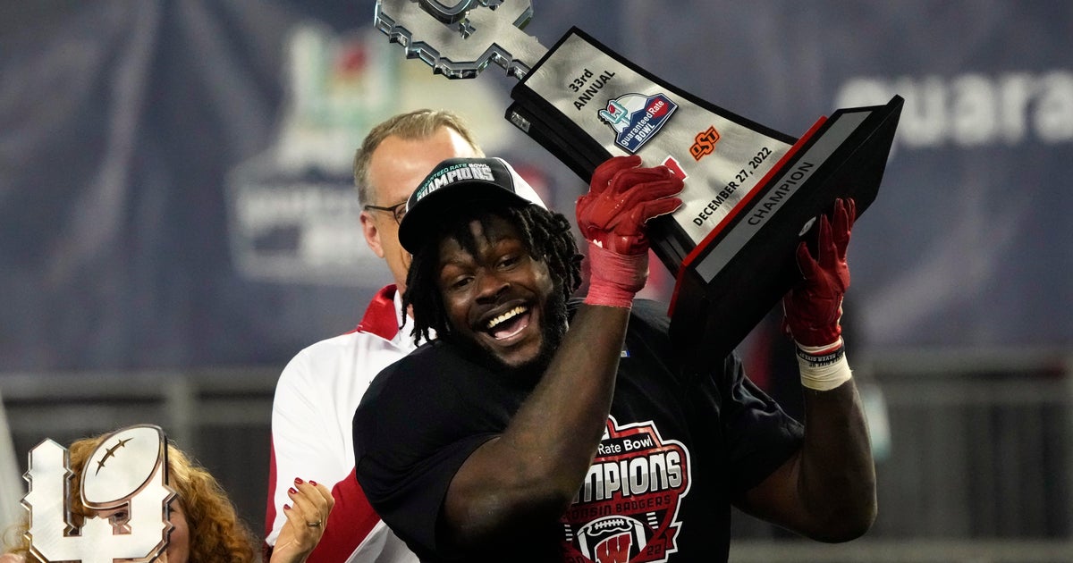 Wisconsin beats Oklahoma State 24-17 in Guaranteed Rate Bowl - CBS ...