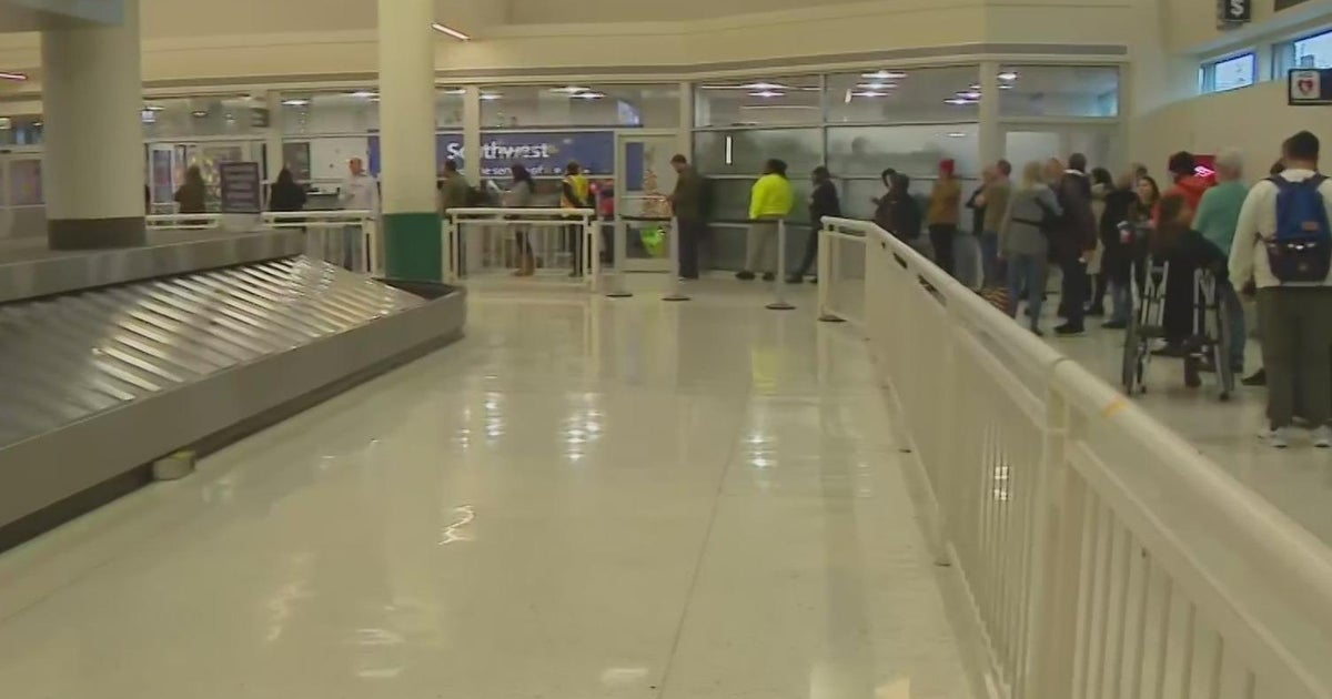 Baggage search continues for weary Southwest travelers - CBS Chicago