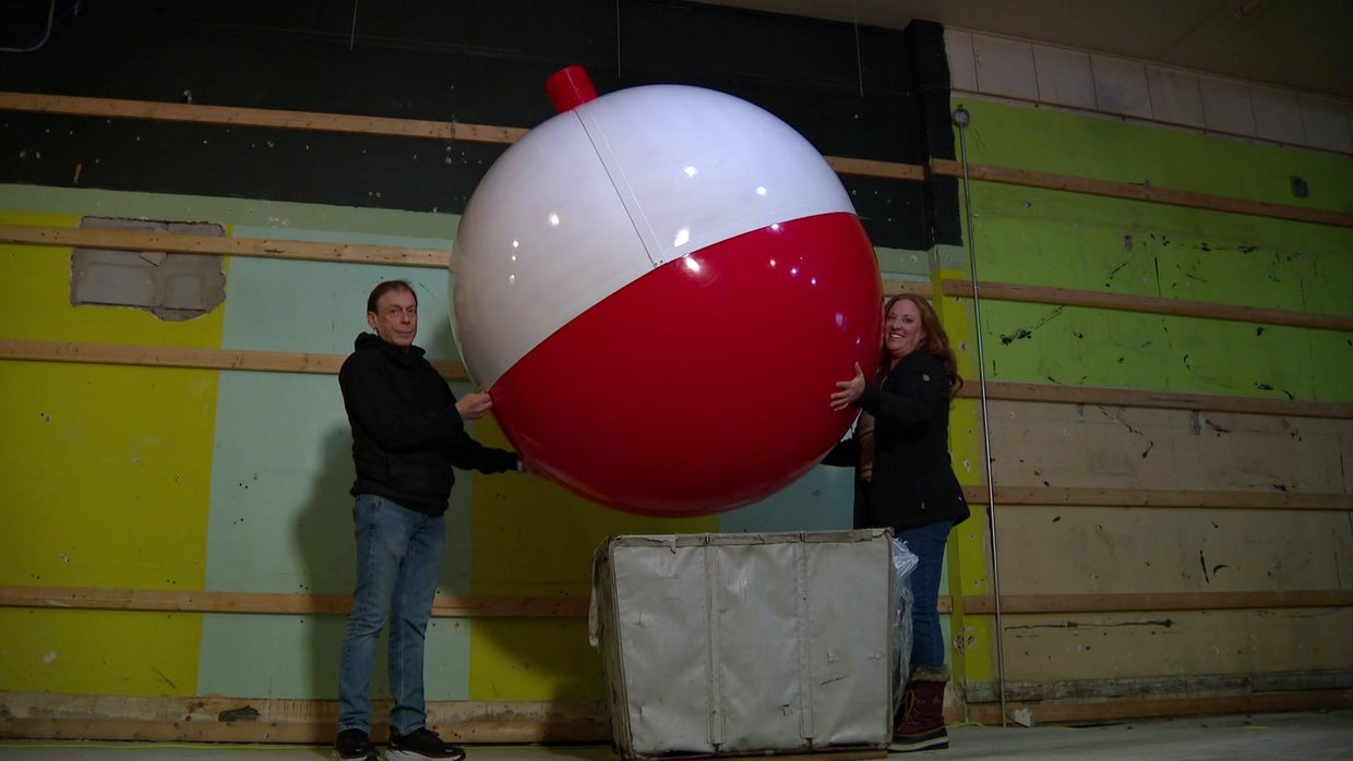 St. Paul bar plans to drop world's largest bobber for New Year's Eve ...