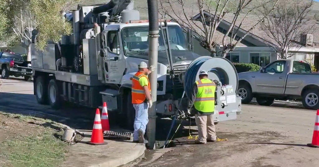 Storm-pummeled East Bay neighborhoods pick up the pieces - CBS San ...
