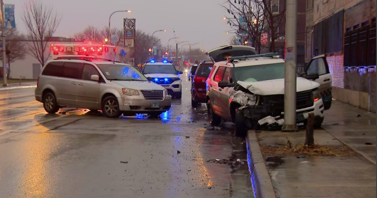 2 CPD officers hurt in squad car crash in Humboldt Park - CBS Chicago