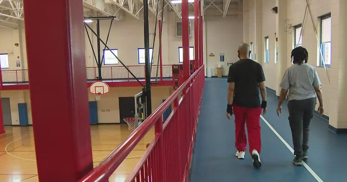Chicago fitness trainer gives advice on how to get into shape - CBS Chicago