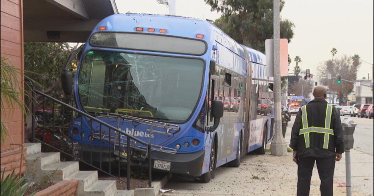 City bus crashes into Santa Monica building - CBS Los Angeles