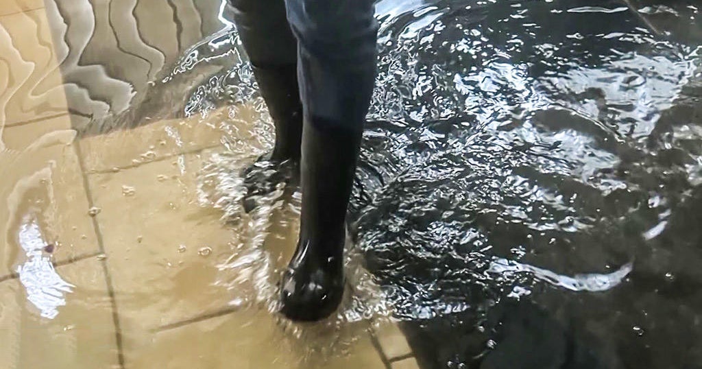Residents of flooded Oakland apartments hunker down at hotel - CBS San ...