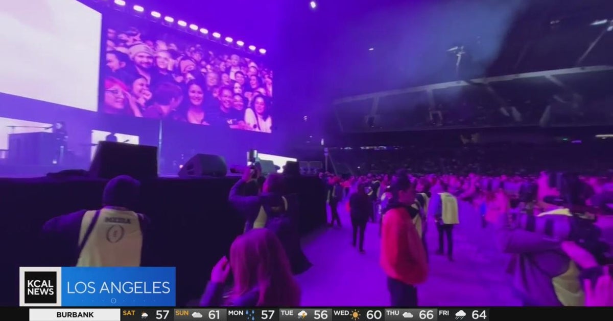 Excited fans line up to see the Jonas Brothers, Em Beihold for free ...