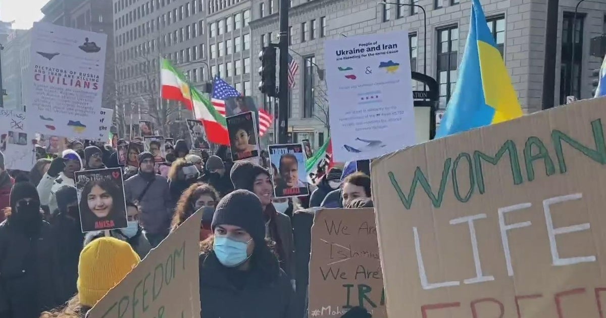 Hundreds march through downtown Chicago in solidarity with Iran - CBS ...