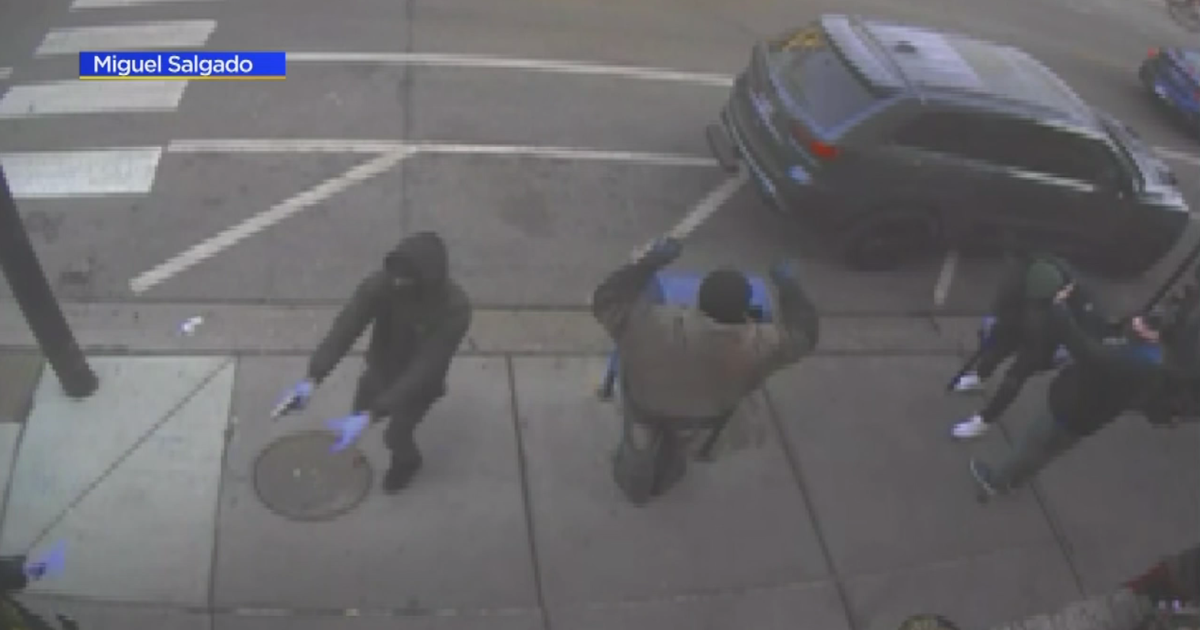 Robbers caught on video in Pilsen - CBS Chicago