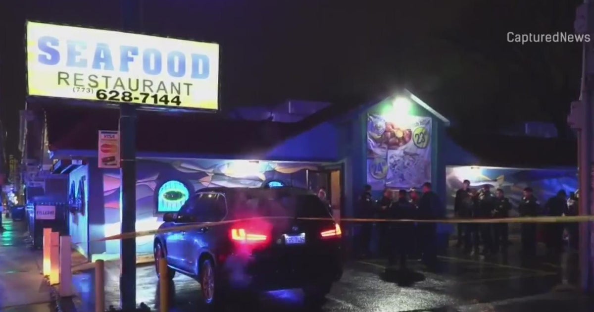 3 people hospitalized after being stabbed at Avondale restaurant - CBS ...