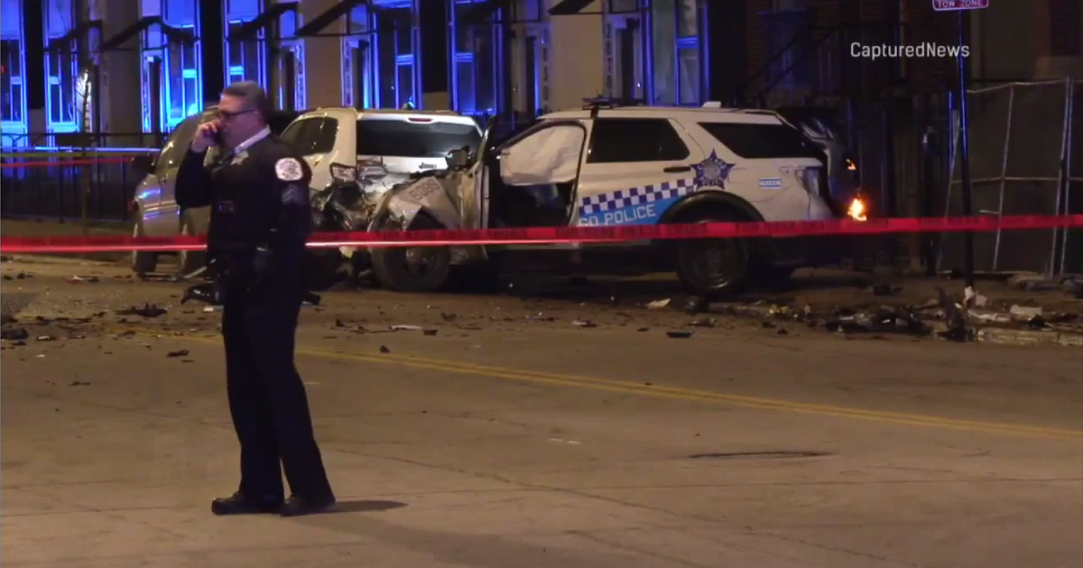 4 people, including 2 CPD officers, hospitalized after crash - CBS Chicago