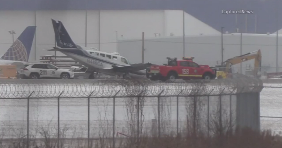 Small plane's landing gear collapses while landing at O'Hare - CBS Chicago