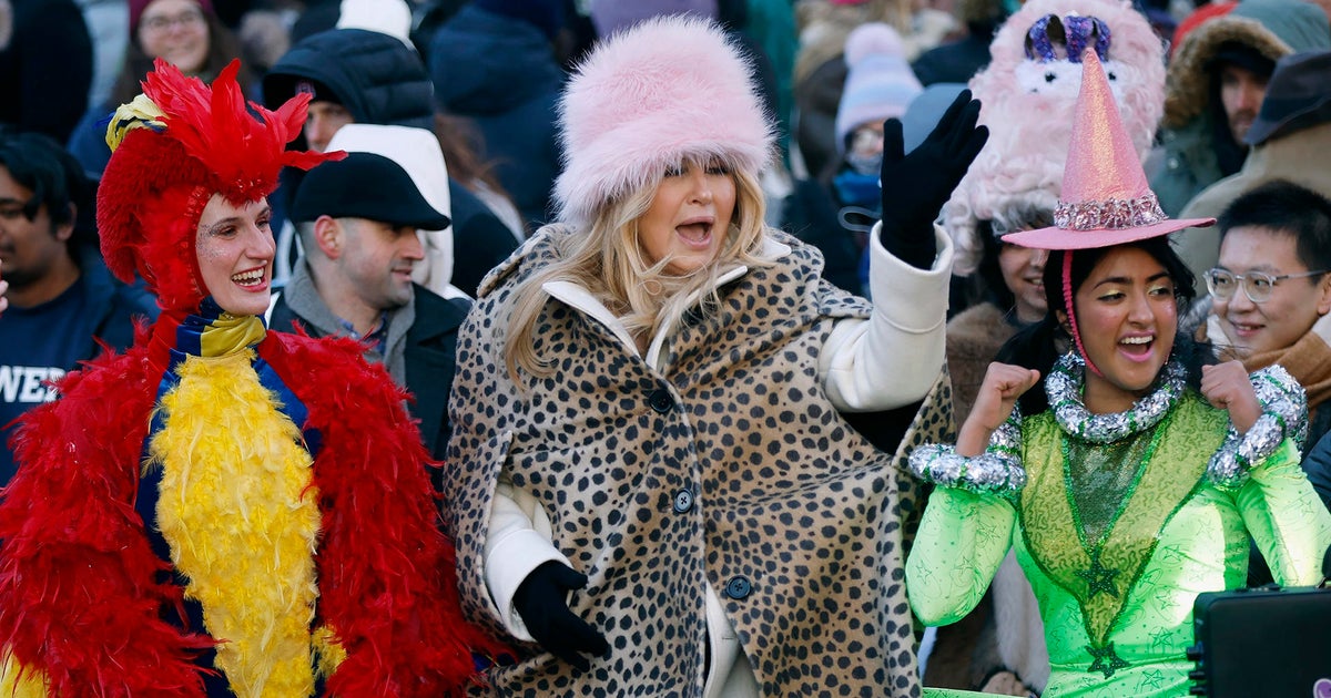 Jennifer Coolidge parades through Harvard Square as Hasty Pudding ...