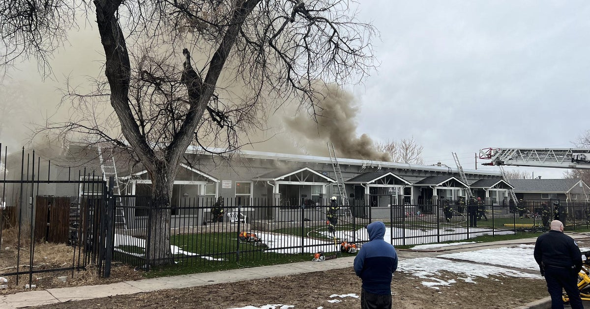 Firefighters battle blaze at townhomes in Denver - CBS Colorado