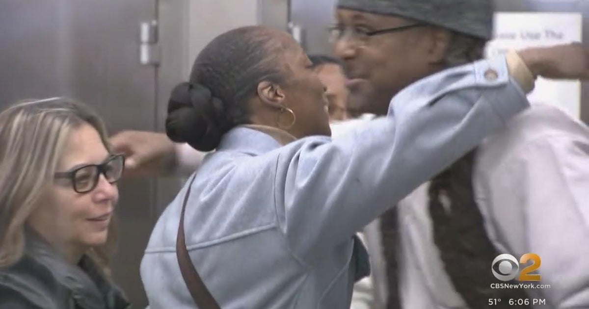 Show of support for MTA worker assaulted in Brooklyn - CBS New York