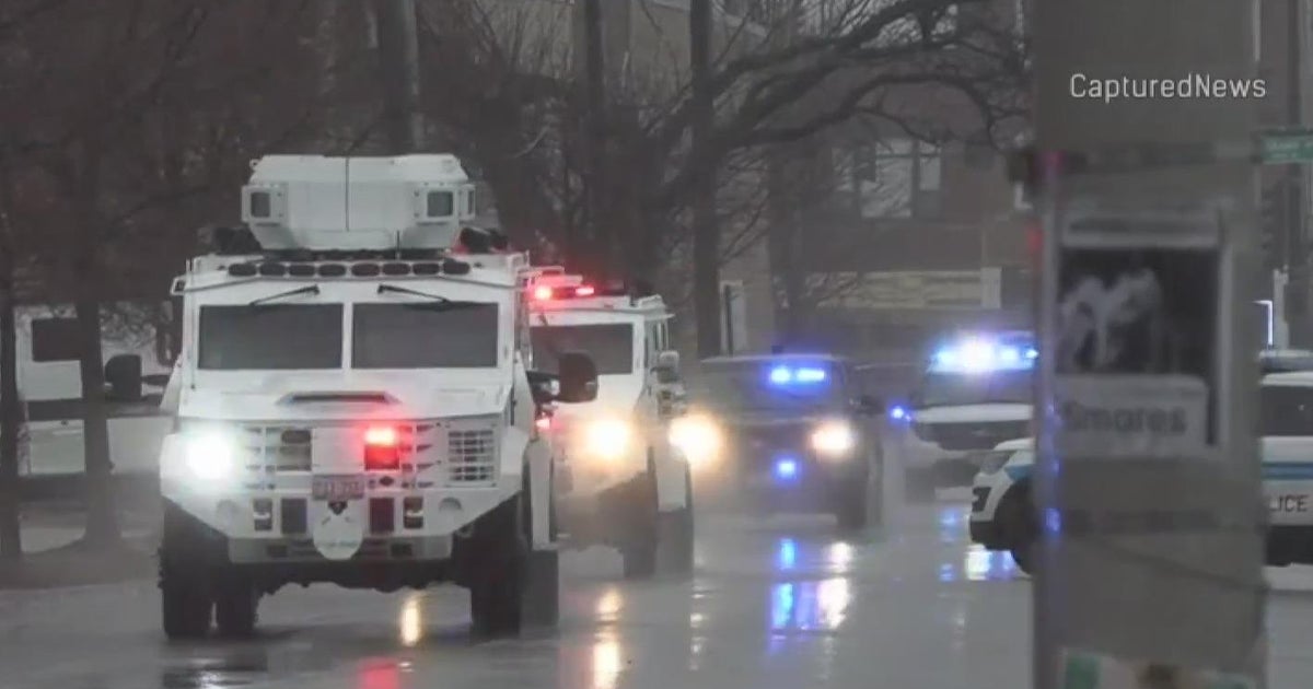 Police surround warehouse in Hermosa - CBS Chicago