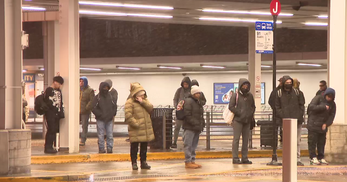 Chicagoans play it safe on roads as snow falls - CBS Chicago