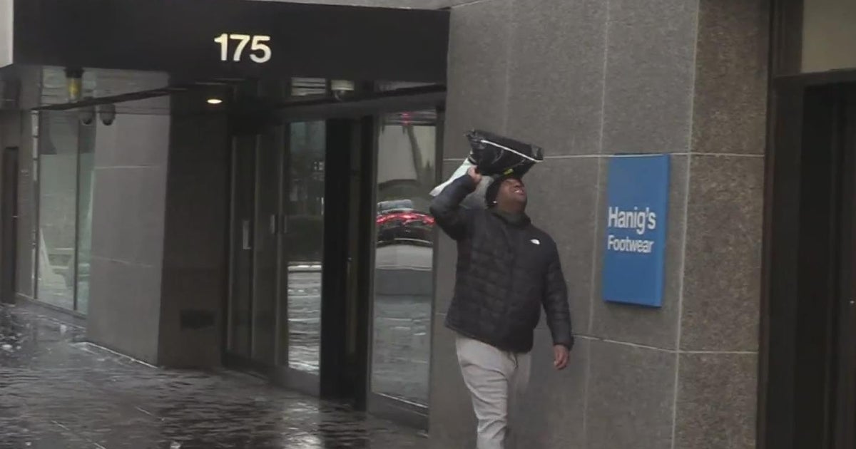 People dodge falling ice from skyscrapers on Michigan Avenue - CBS Chicago
