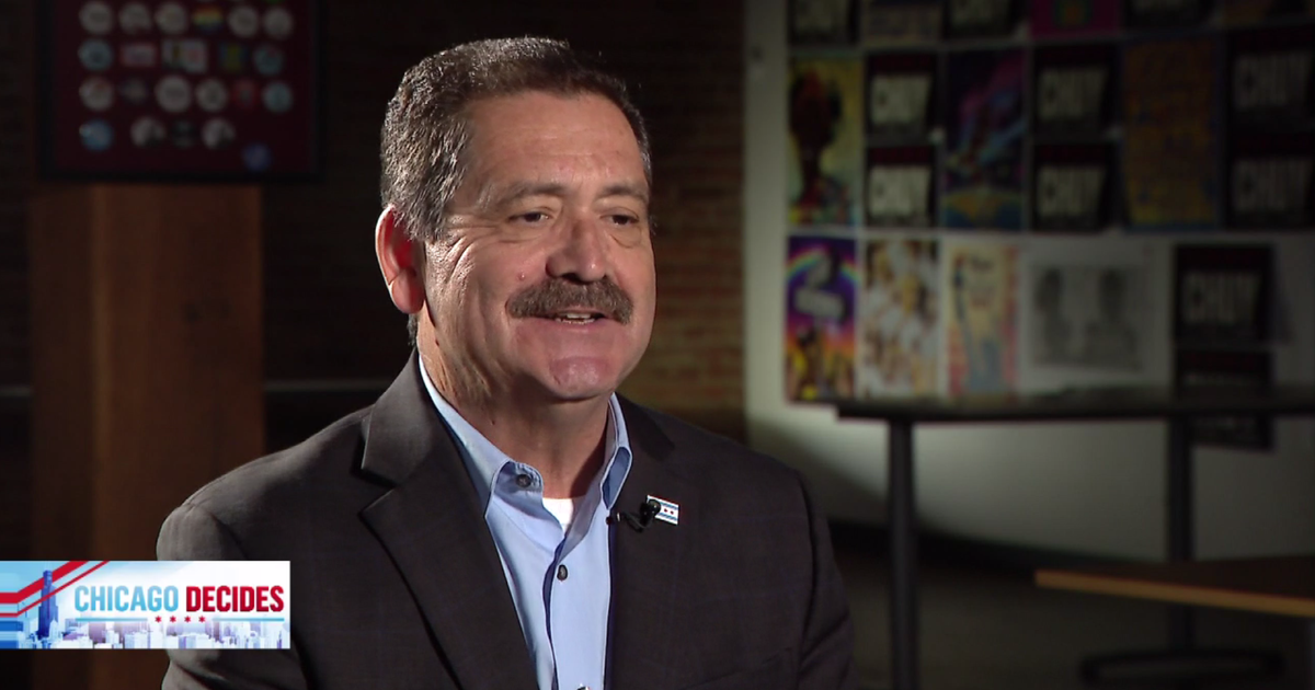 Jesús 'Chuy' García touts past legislative experience - CBS Chicago