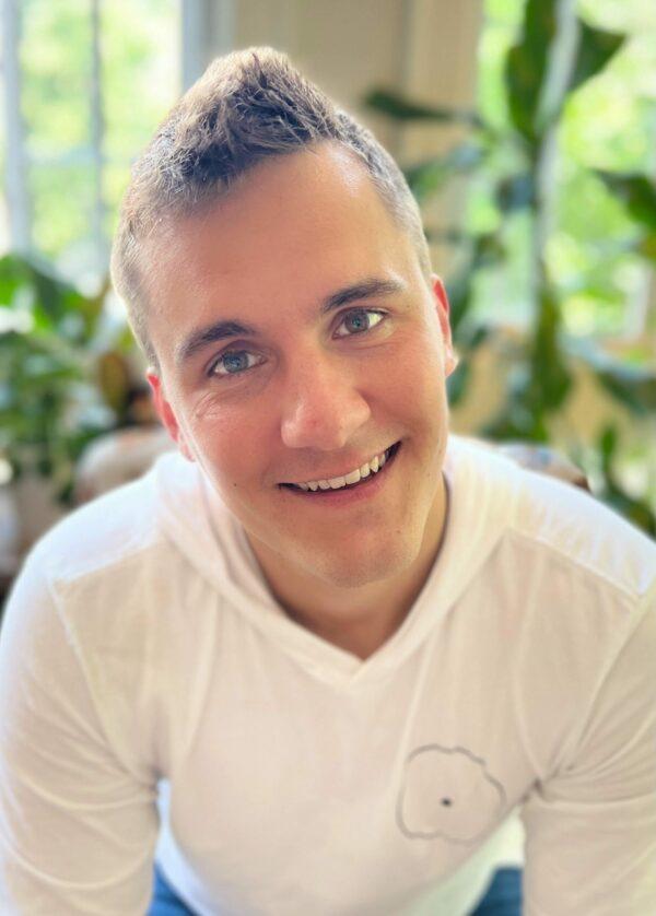 Chicago organization helps Ukraine by selling Russian tank rings - CBS ...