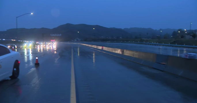 Winter storm shuts down 14 freeway in Canyon Country - CBS Los Angeles