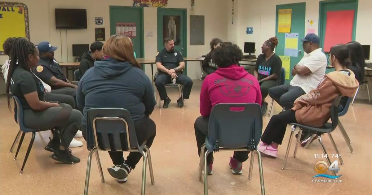 Group teaches teens mindful meditation to improve mental health - CBS Miami