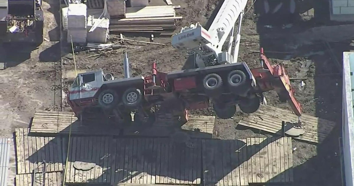 Crane collapse in Celina kills 1 person - CBS Texas